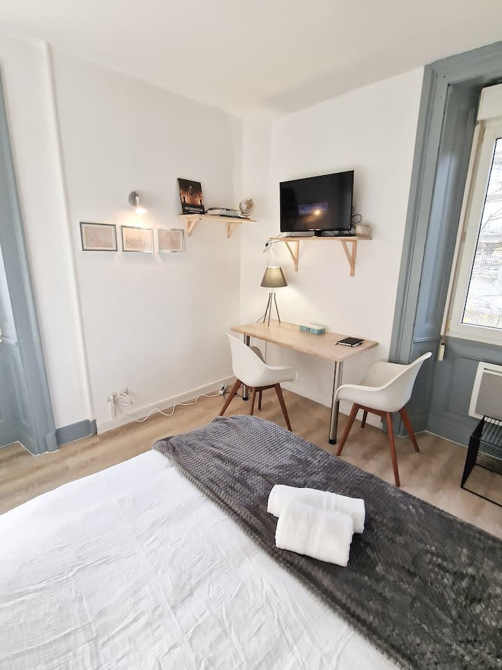 "Le Bisontin", Studio Chaleureux Et Central - Besancon