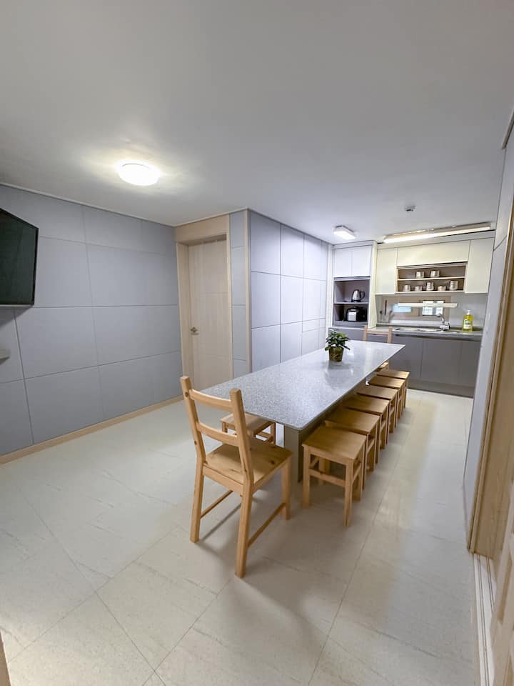 H3 오픈2주간특별할인 공항근처 바다도보1분 방8 퀸침대8 욕실2개 16인용초대형 식탁완비 - Jeju-si