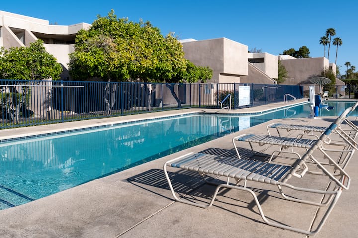Springs Double Stay W/ Gym, Pools & Free Parking! - Palm Springs, CA