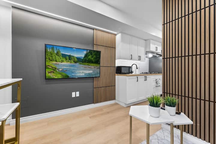 High Park Grove: Modern 1b/1b, Kitchen, Laundry - Toronto