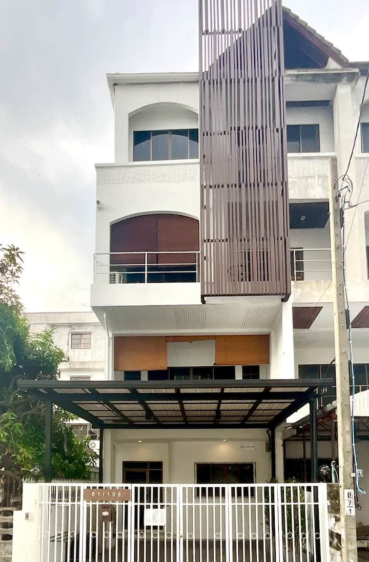 “Impact Arena & Dmk” 4br 12pax Home 55”smart Tv - Lak Si