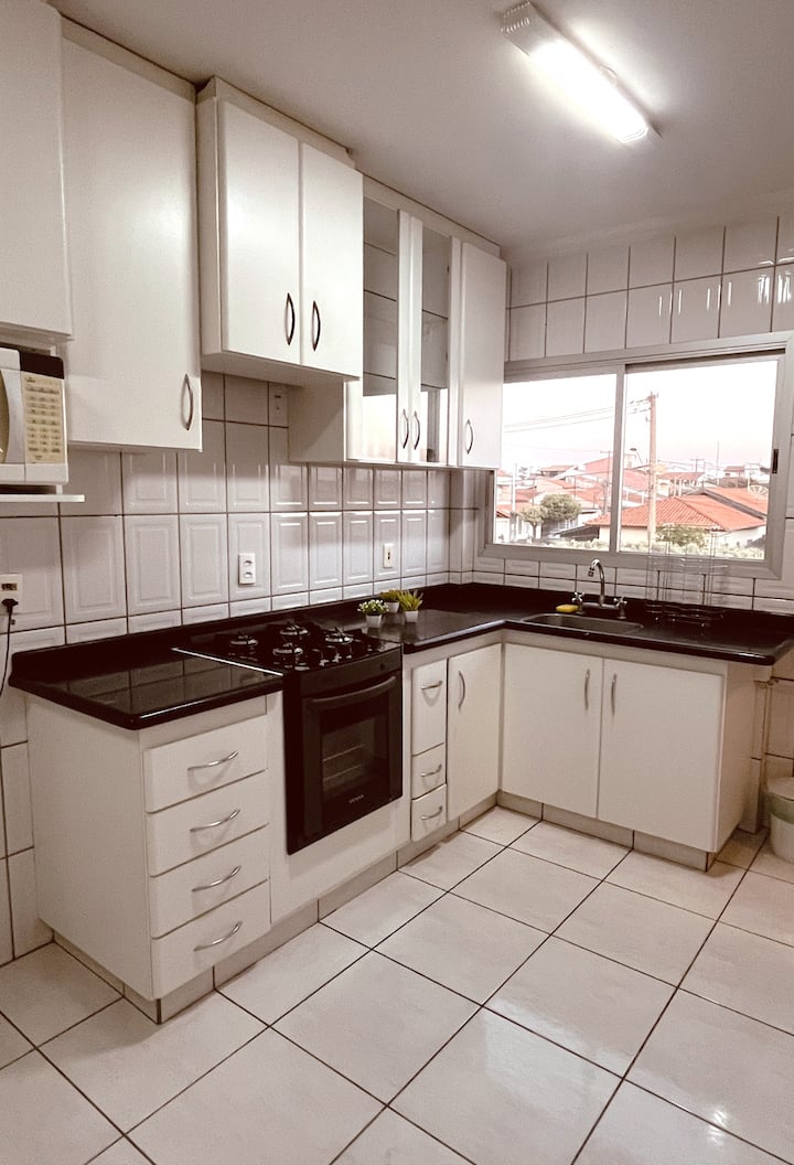 Modern 3-bedroom, 2-bath Apartment - Americana