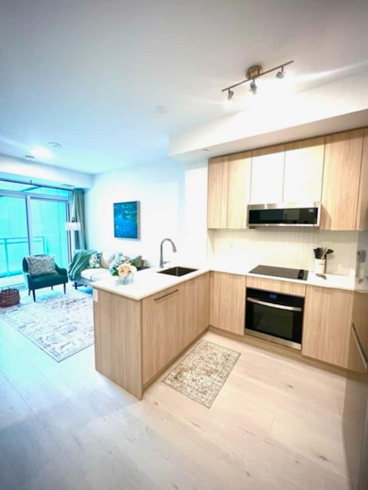 Beautiful Modern Condo W/ Balcony + Parking - Oakville
