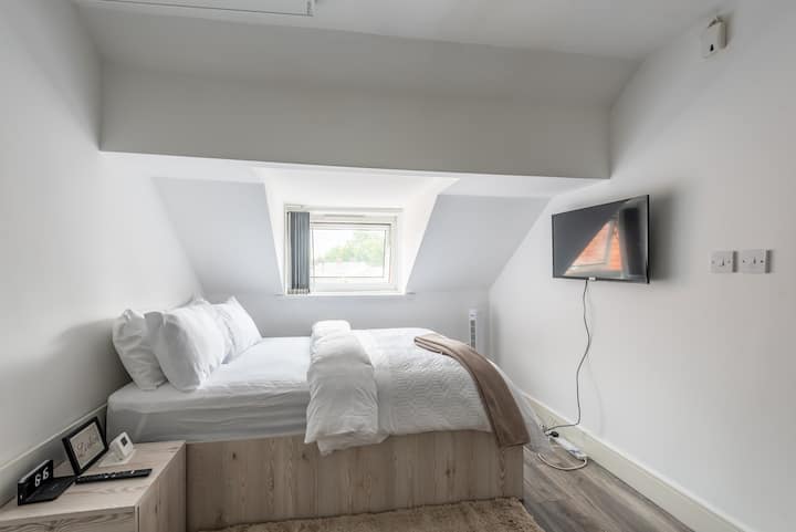 Cosy Suite Sleeps 3 With Parking - Coventry