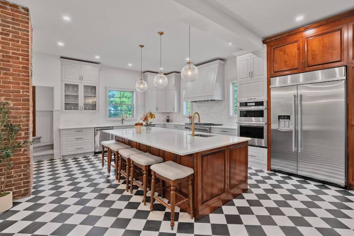 Victoria’s Historic Inn • Whole Home Rental • 1893 - Wolfville