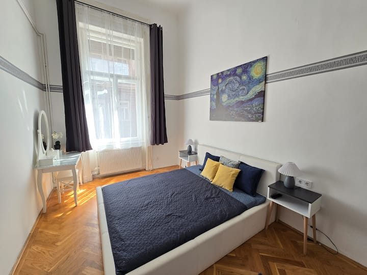 Van Gogh Apartment At Nyugati Railway Station - Budapest