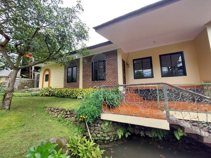 4br Villa With Spacious Garden - Cisarua
