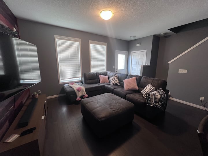 Modern 2br Home, Fully Furnished - Airdrie
