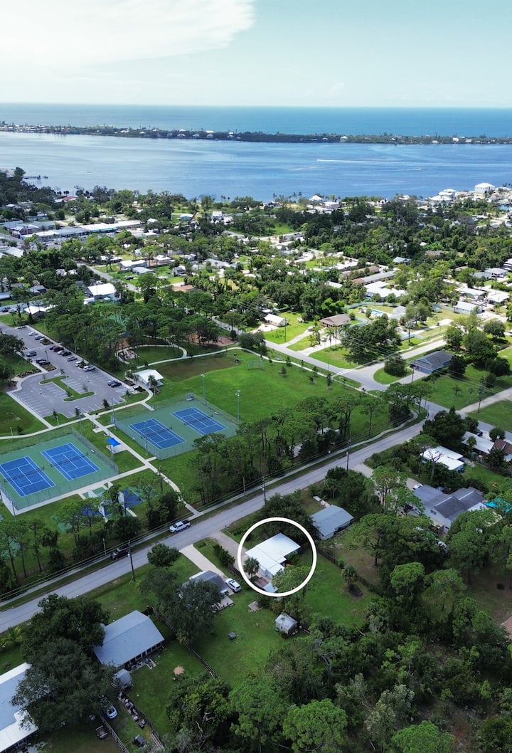 Lazy Pelican: Cozy 3br Retreat-near Beach & Shops - Englewood, FL