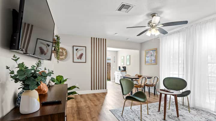 Hollywood Beach Getaway | King Bed + Free Parking - Hollywood, FL