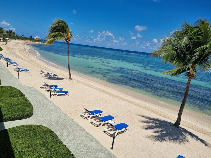 Luxury Penthouse Studio Condo Beachfront Resort - Islas Caimán