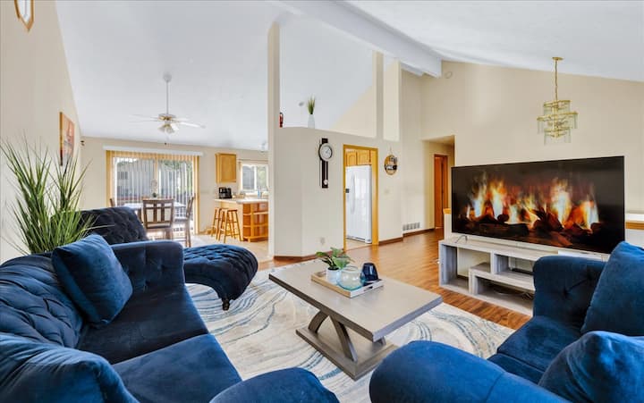 4br Home W/ Large Backyard - Omaha, NE