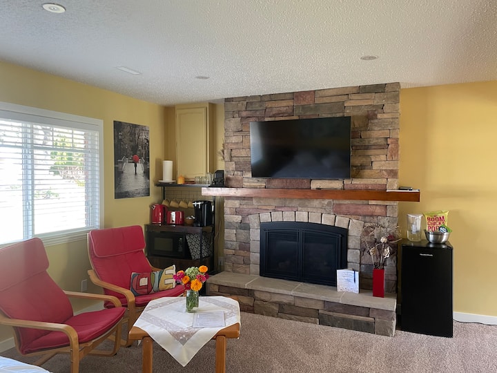 Private Hot Tub • Patio • 1 Br • Near Greenway - Kelowna