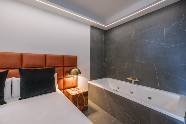 Romantic Suite · Soaking Tub & Ocean Views - Canarias