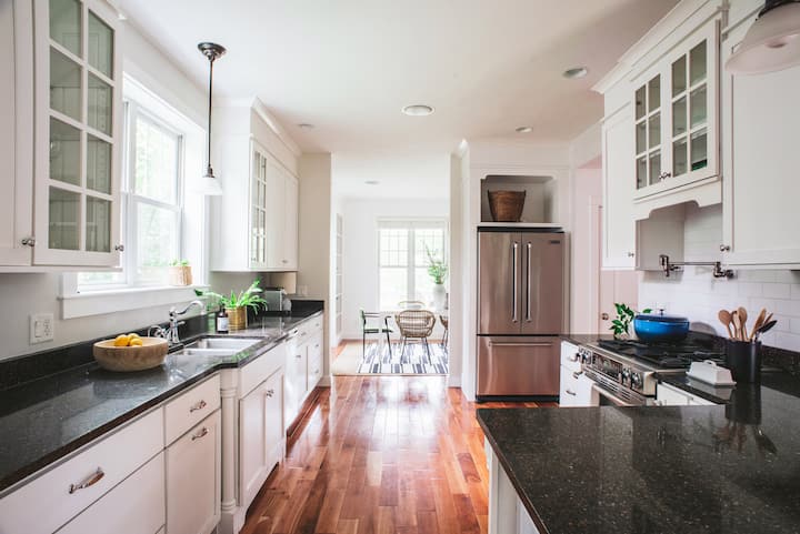 5br Home With Guesthouse In Heart Of Leland - Leland, MI