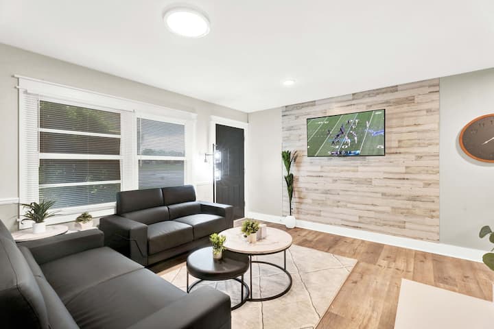 Luxe Ro Loft | Central + Private Entry + Parking - Southfield
