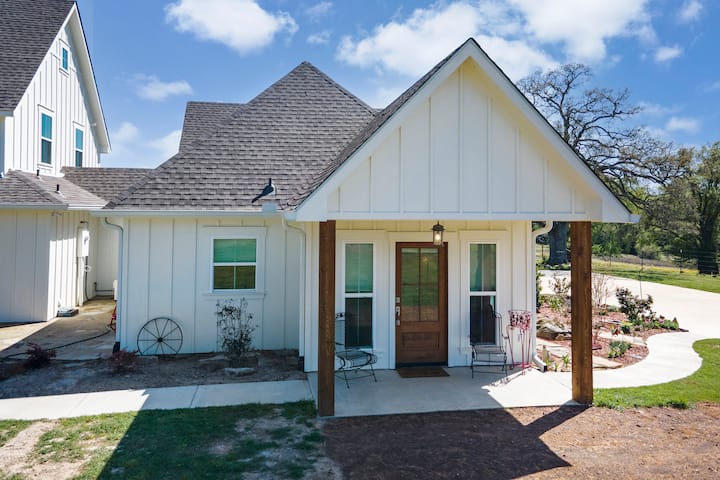 The Roadrunner Bungalow - Log Cabin