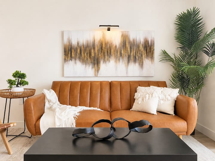 Luxury Apartment 10 Min To Disneyland | Pool & Gym - Orange, CA