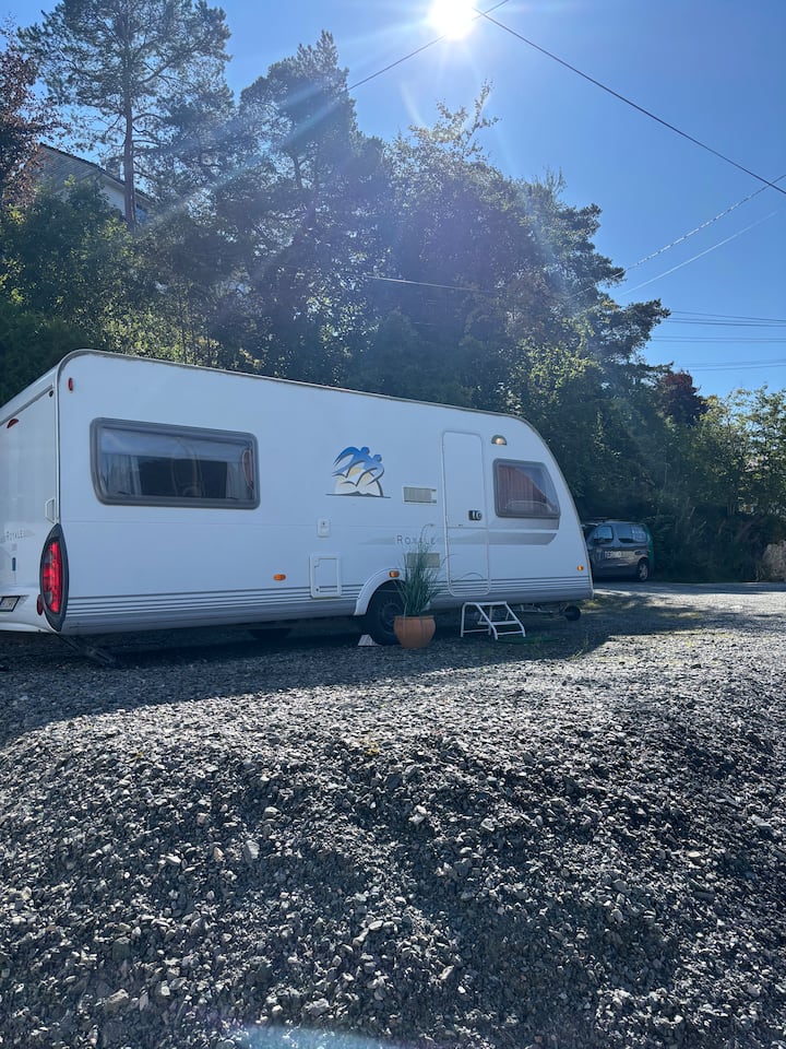 Bynær Camingvogn På Rolig Fast Plass -