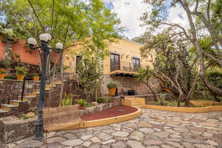 China Poblana Suite - Balcony, Jacuzzi And History - Guanajuato
