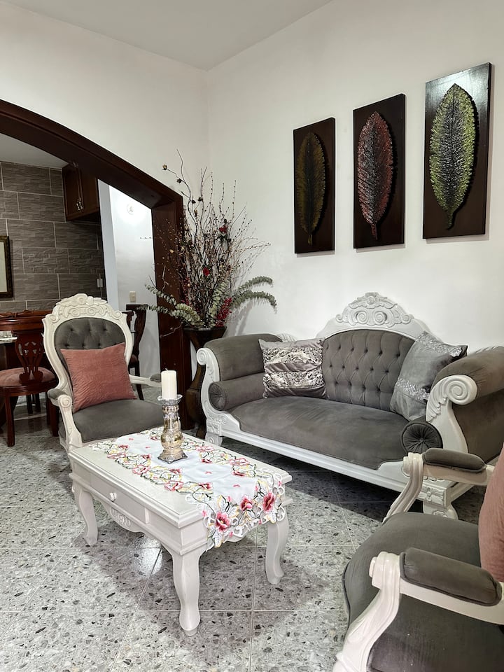 Cómoda Casa, Excelente Ubicacion - Medellín