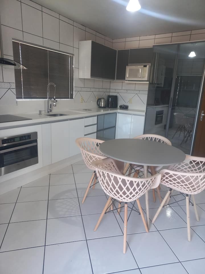Ap 2 Quartos C/ Ar, Sacada, Vaga E Cozinha Moderna - Joinville