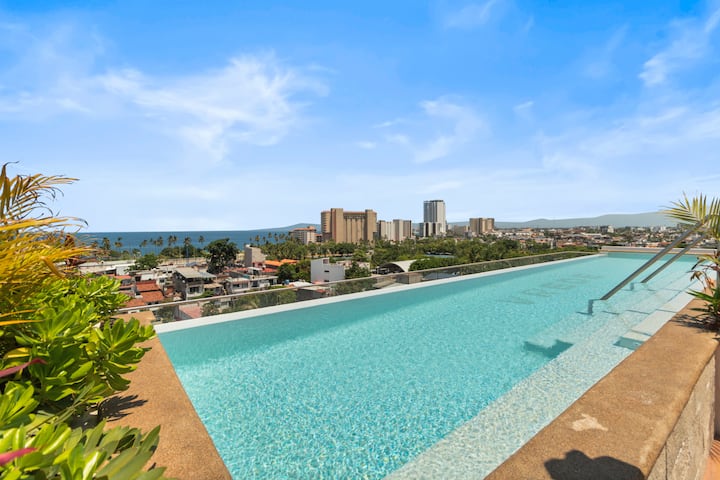 Ocean View Penthouse + Rooftop Pool & Jacuzzi - Mexico