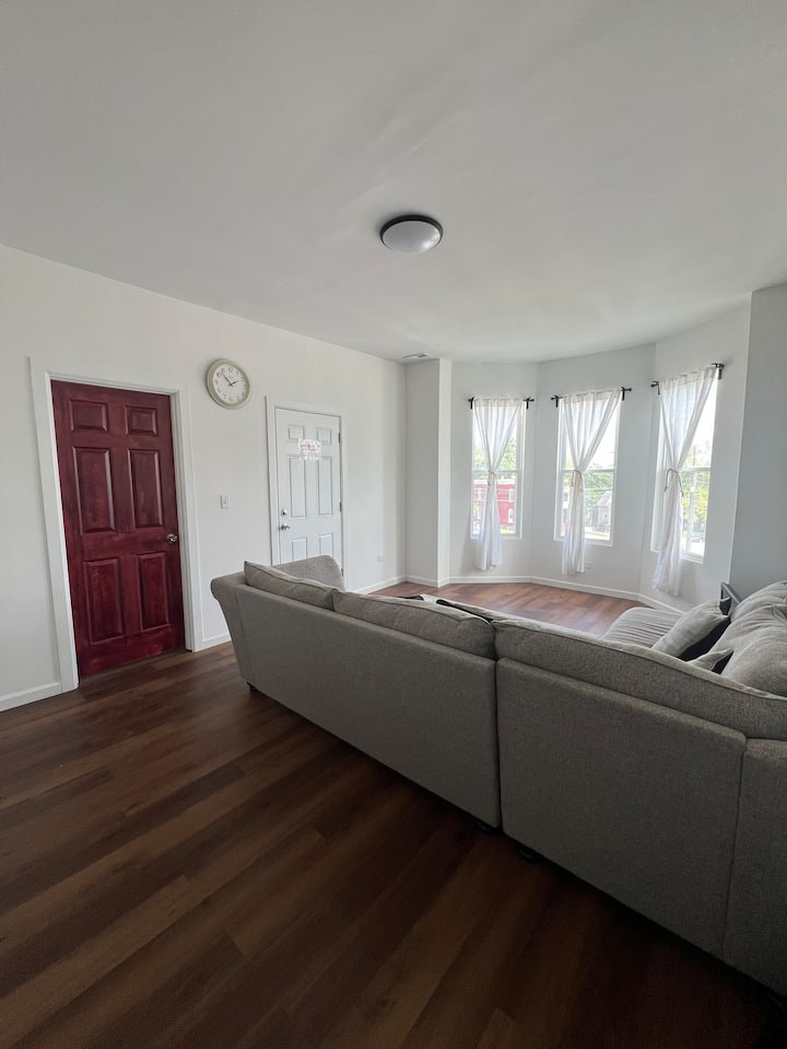 Cozy & Modern Upper Unit - Elgin, IL