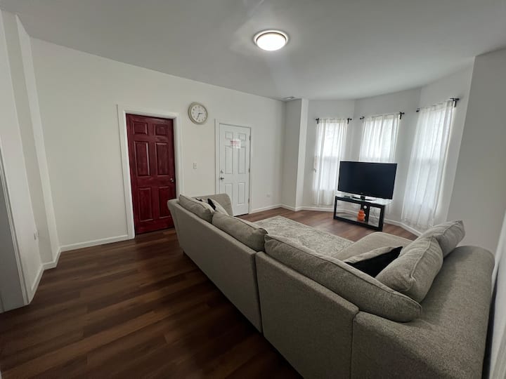Cozy & Modern Upper Unit - Elgin, IL