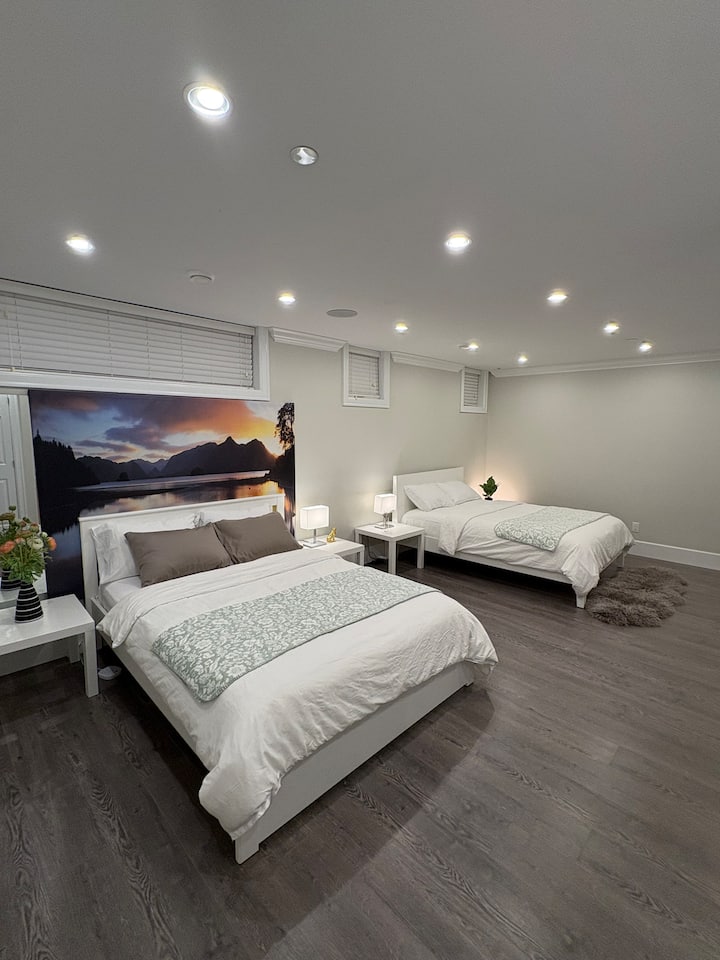 Modern New Suite,
1000ft, Two Queen Beds. - Vancouver