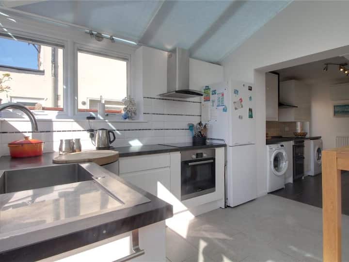 Double Bed With South Facing Window - Farnham