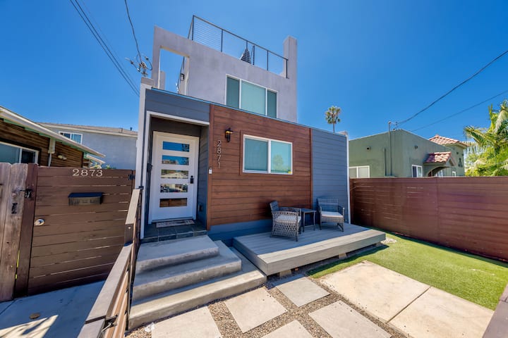Modern Urban Escape W/ Rooftop & Walkable Fun - San Carlos - San Diego