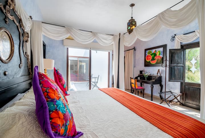 Casa Acacias: Frida Suite, King Size Bed & Sofa - Guanajuato