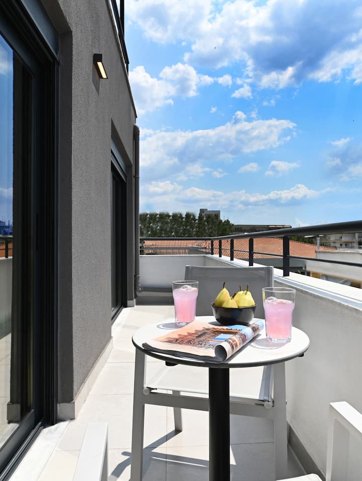 Junior Suite With Balcony In Icon Urban Living - Thessaloniki