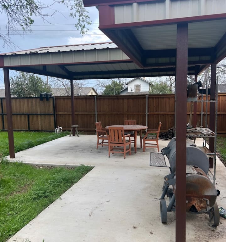 Work, Rest & Explore | Cozy Home Near Stockyards - Saginaw, TX