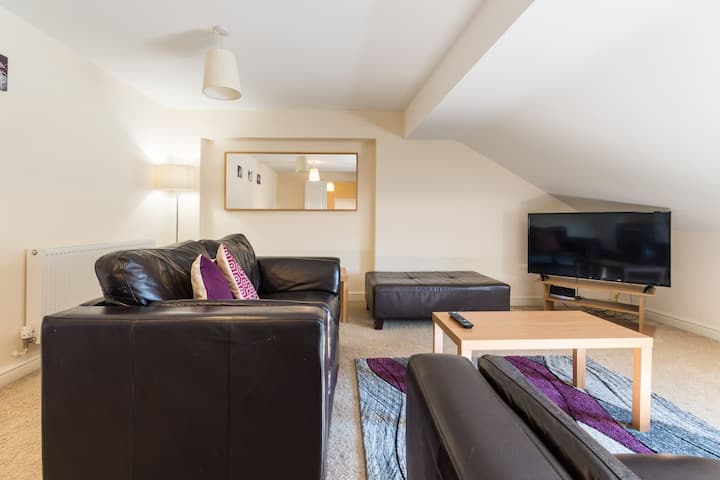 Westlecot House - Spacious 2 Bed, 2 Bath, Sleeps 6 - Swindon
