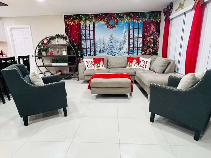 Beach And Everything 10 Away - Daytona Beach, FL