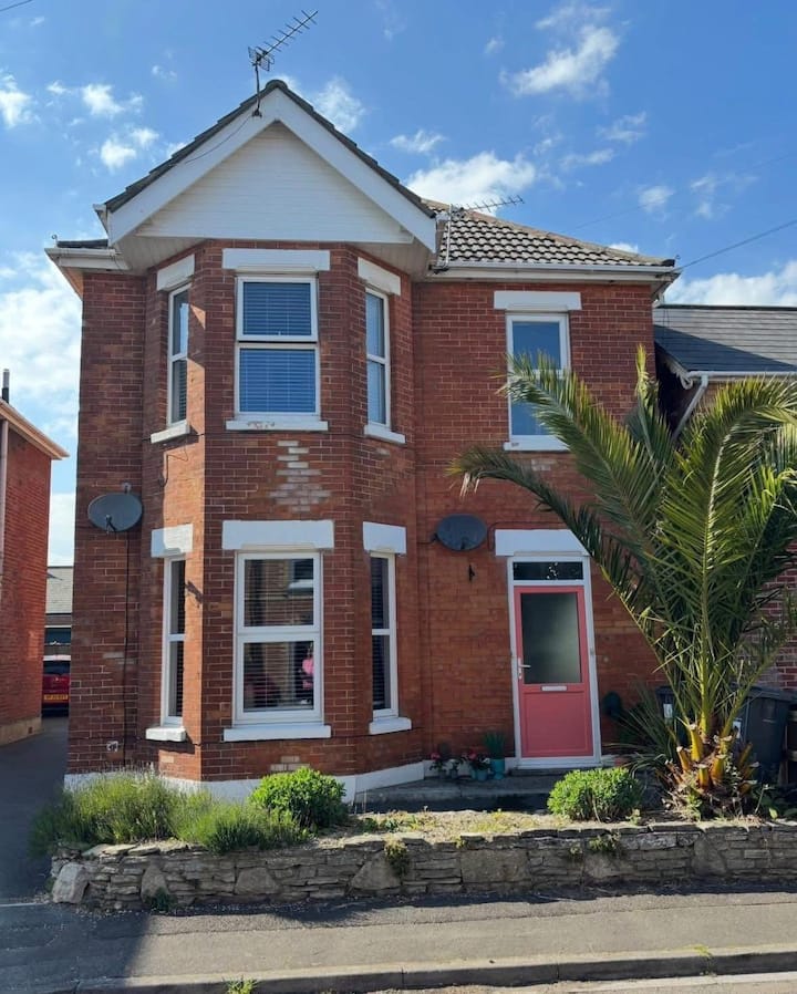 Sleeps 11-13, Lovely Beach Home- Garden & Parking - Bournemouth