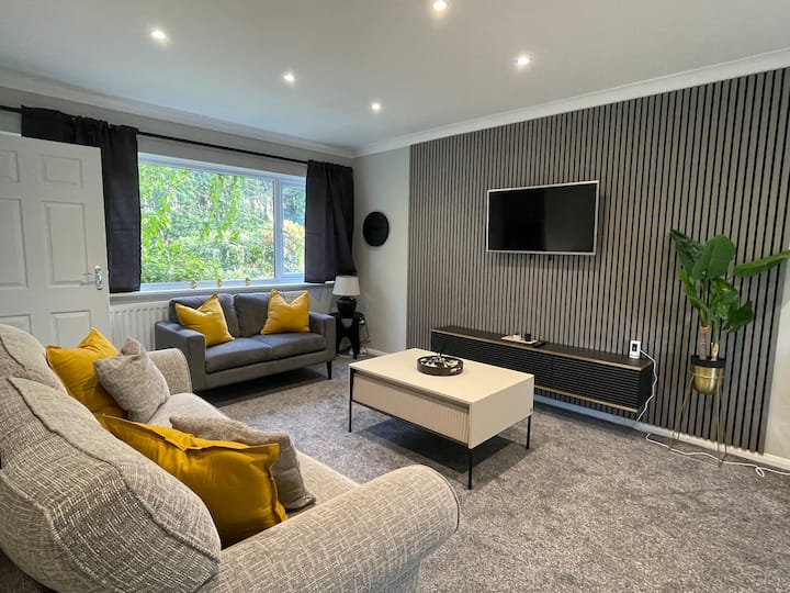 Modern 4-bed Contractor Home - 莫爾登