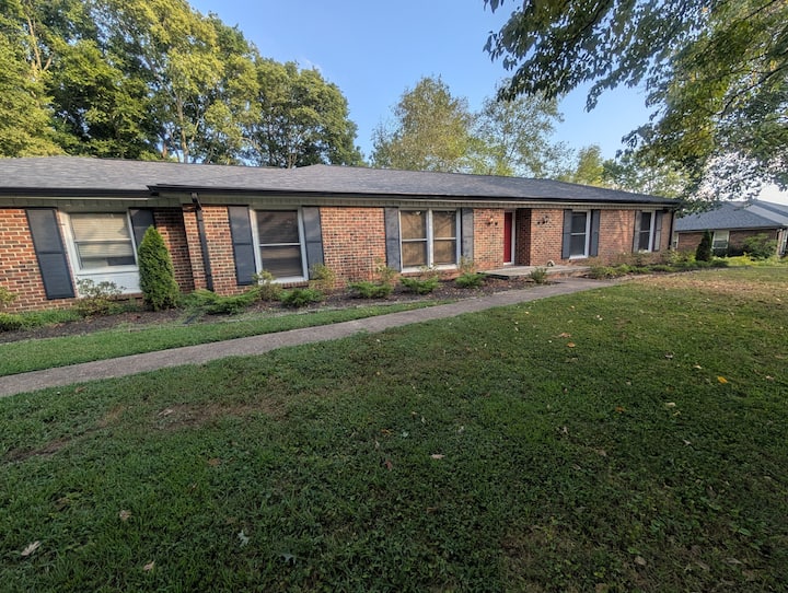 Spacious House Only 5 Mins From Apsu! - Clarksville, TN