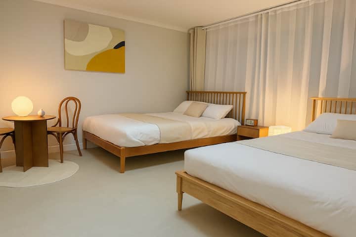 홍대역 도보5분/신촌/망원/명동/남산타워/이태원/3룸5침대/무료짐보관/리클라이너 소파 - Seoul