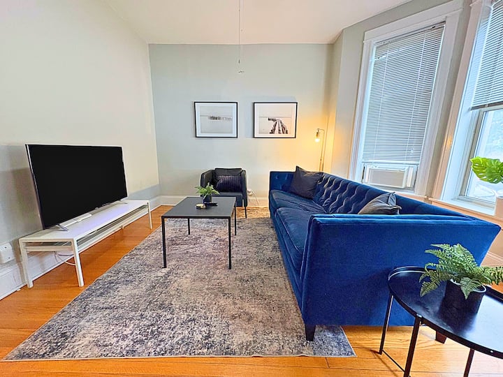 Beautifully Set Up 2br Space - Lincoln Park Zoo, Chicago