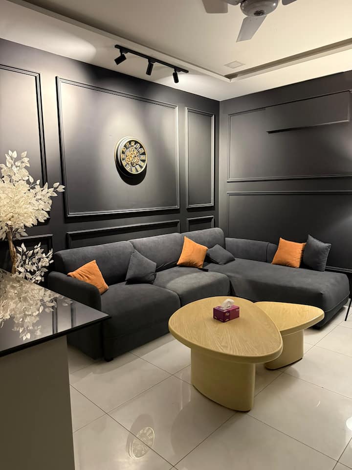 Nyx — The Dark Luxe Escape |Self Check-in| 1bhk - 라호르