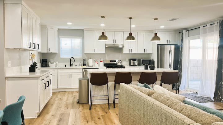 Modern Comfort Near Disneyland - Garden Grove, CA