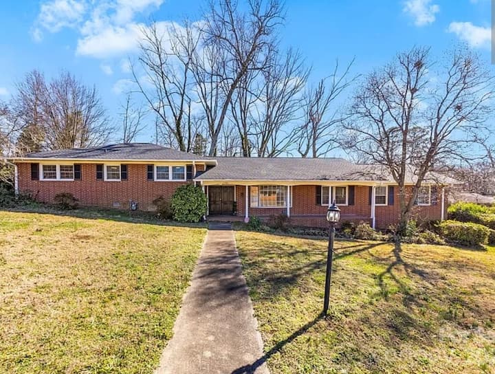 Sprawling Split-level Charmer - Gastonia, NC
