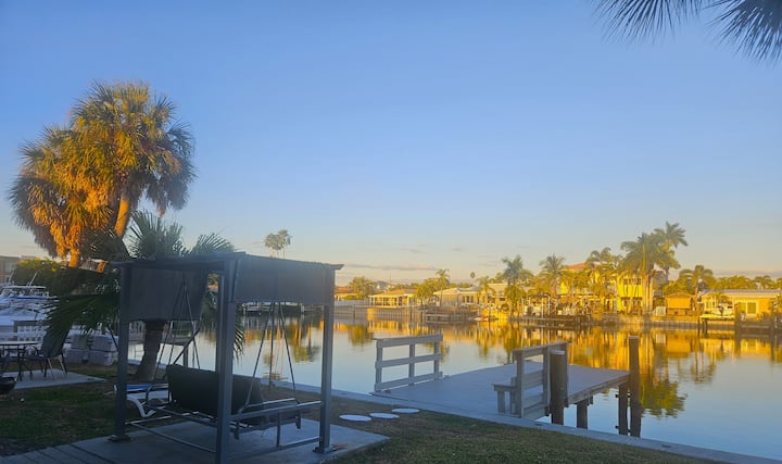 Waterfront Treasure Island Canal Walk To Beaches - Treasure Island, FL