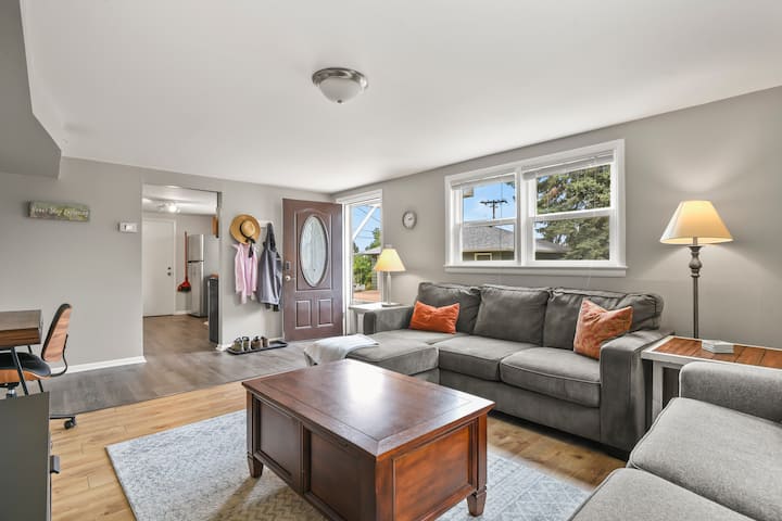 Walk Downtown + Private Entrance + Full Kitchen - Castle Rock, CO