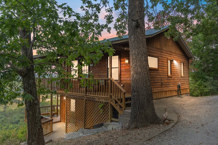River Cabin, Hot Tub, Sleeps 6! - Eureka Springs, AR
