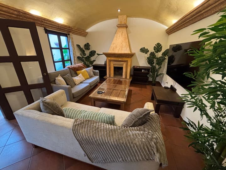 Spacious Entertainment Home | Courtyard & Rooftop - Guatemala