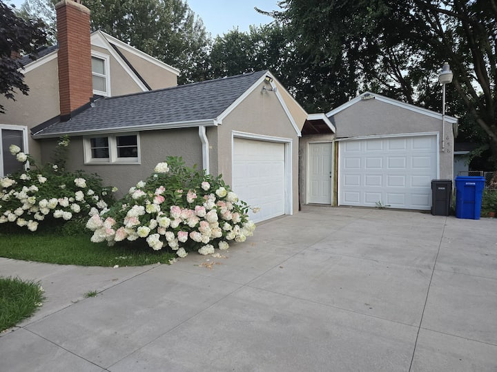Cozy 4 Bedroom 2 Bathroom Home - Saint Paul, MN